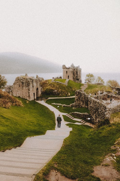 Urquhart Castle, Loch Ness - Cromarty Camping